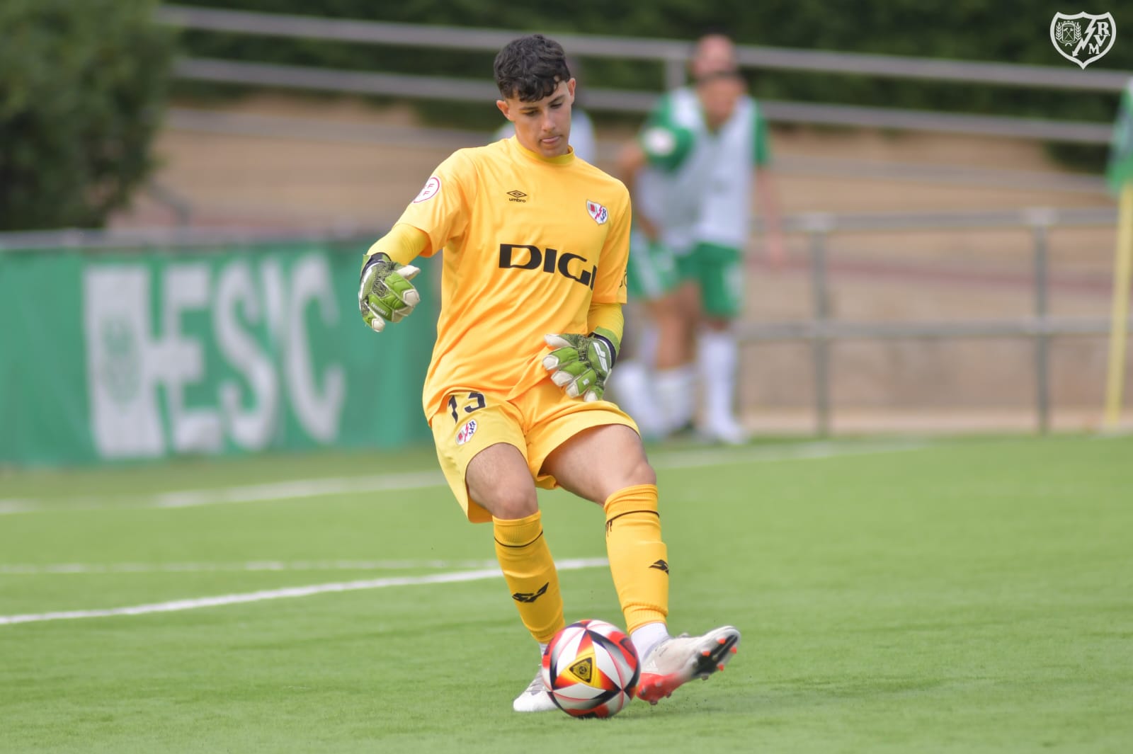 Mario Ramos: La Estrella Emergente en la Portería del Rayo Vallecano ...